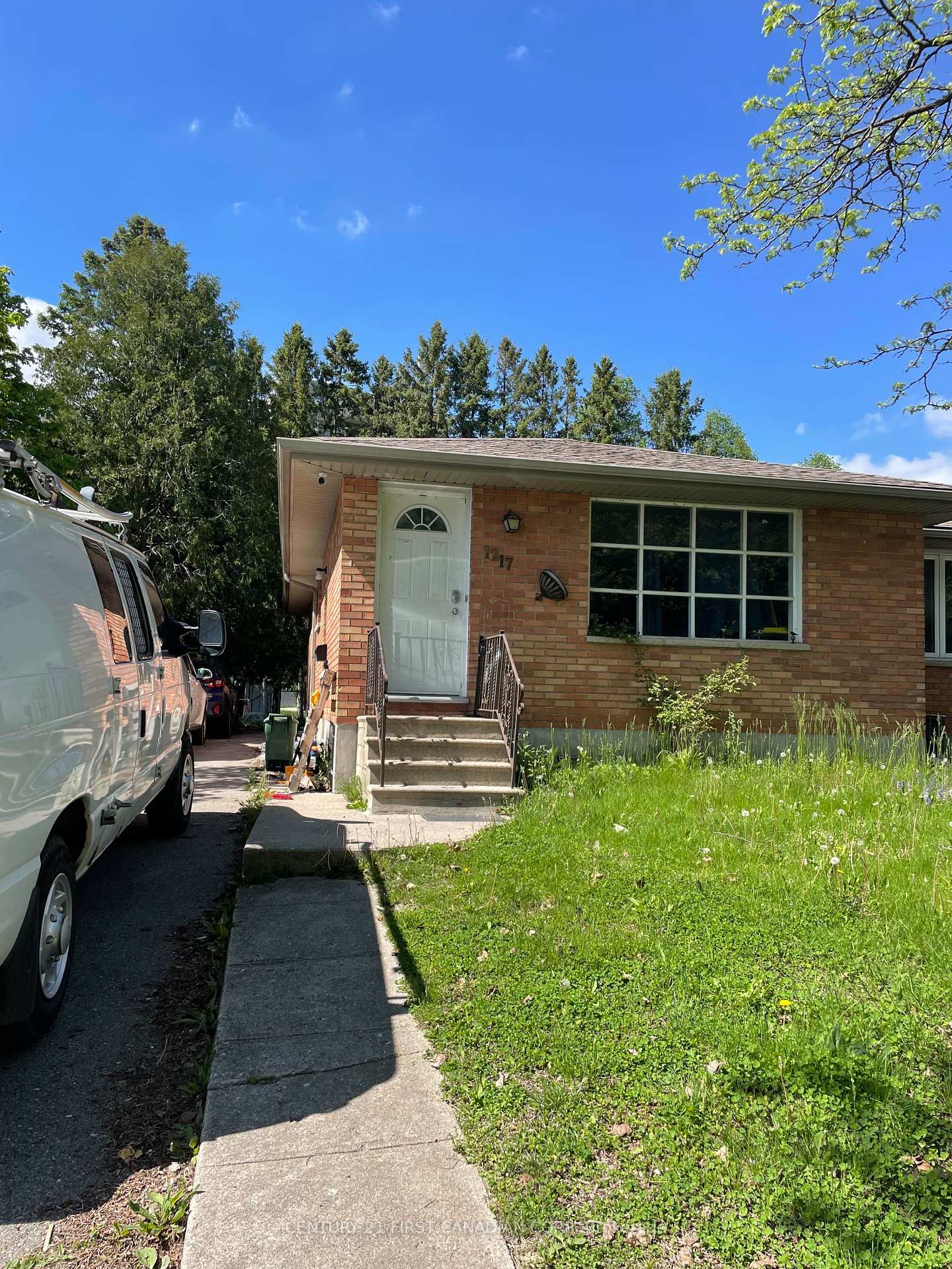 1217 Victoria Drive E, London East, ON N5Y 4E3