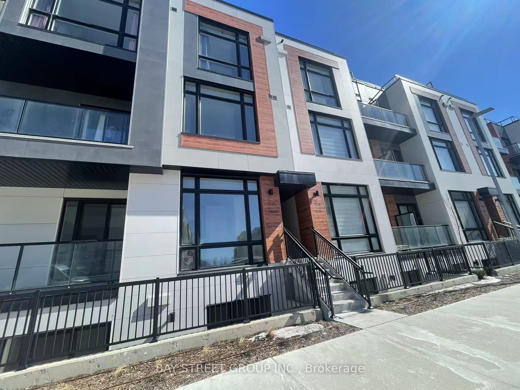 1220 - 8 David Eyer Road, Richmond Hill, ON L4S 0N3