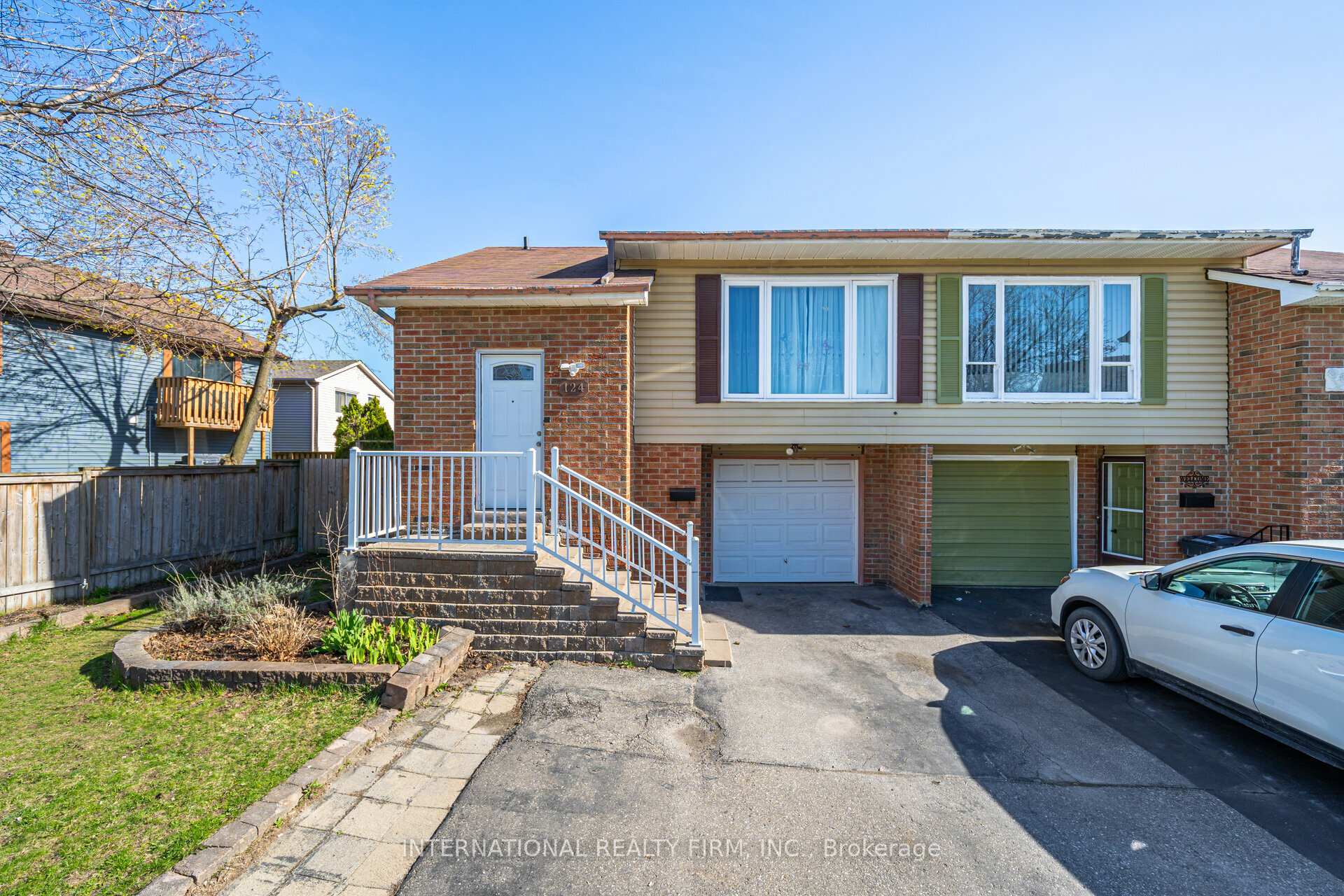124 Courtleigh Square, Brampton, ON L6Z 1J3
