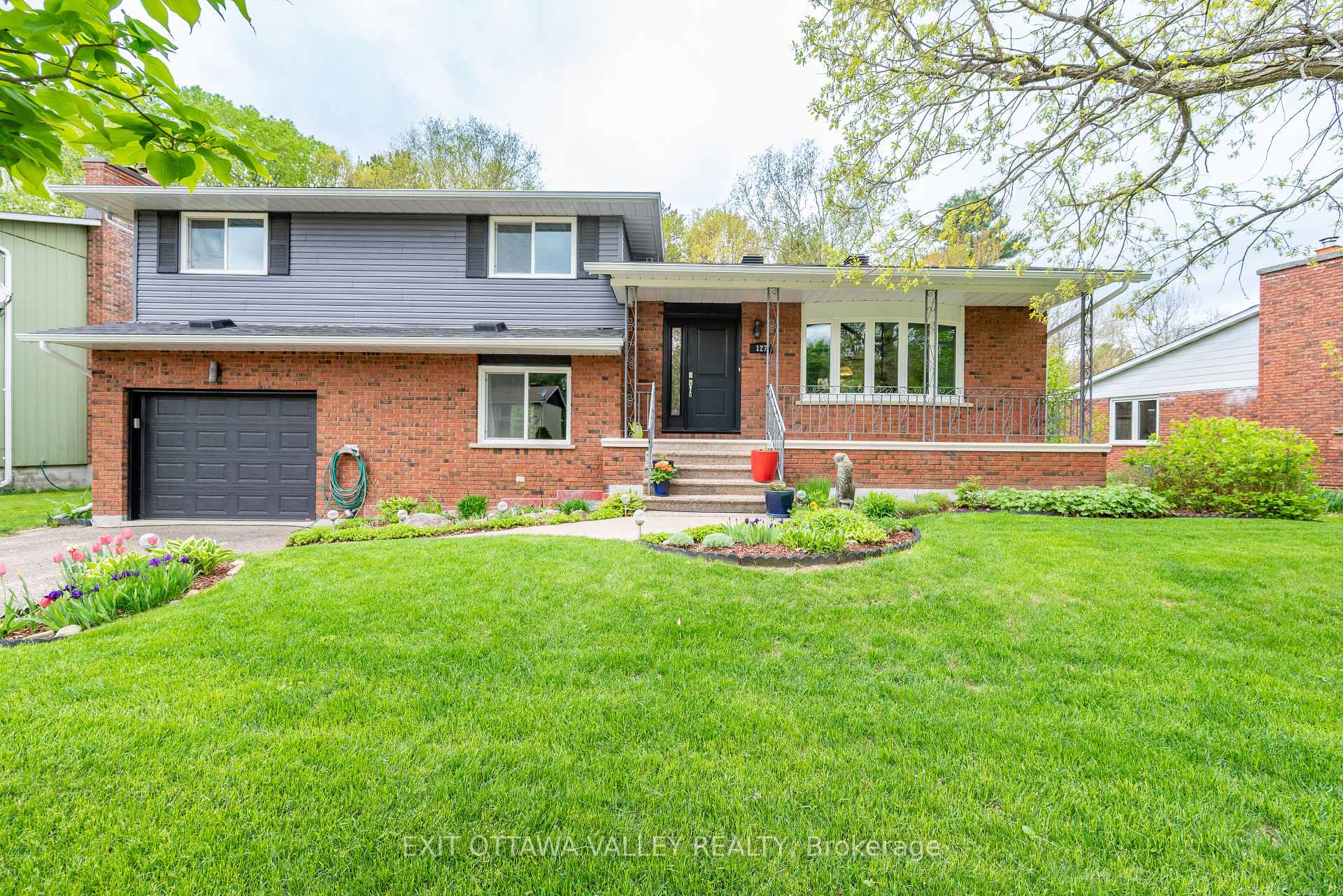 127 Frontenac Crescent, Deep River, ON K0J 1P0