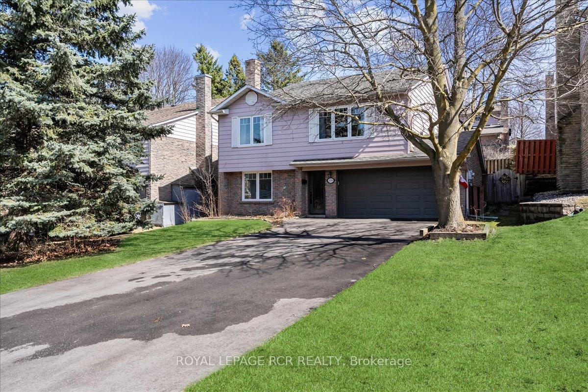 129 Lowe Boulevard, Newmarket, ON L3Y 5T3