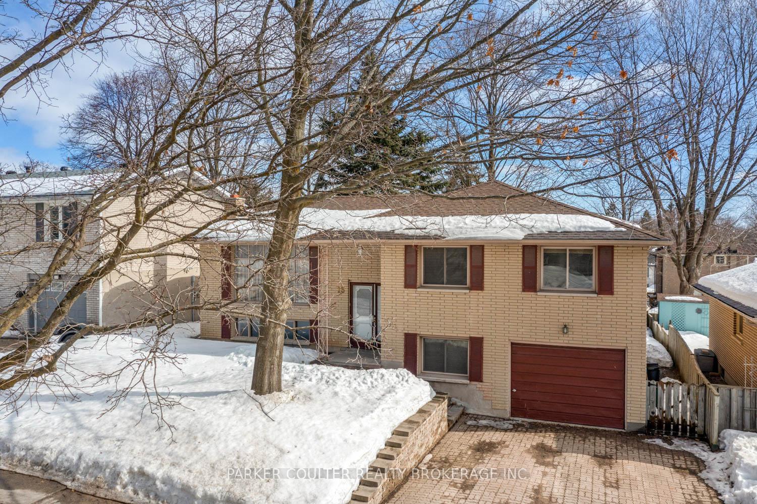 13 Roslyn Road, Barrie, ON L4M 2X5