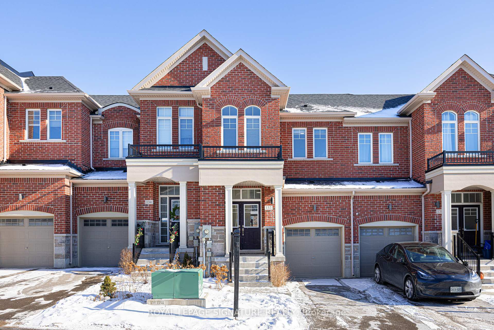 132 Knott End Crescent, Newmarket, ON L3Y 0E4