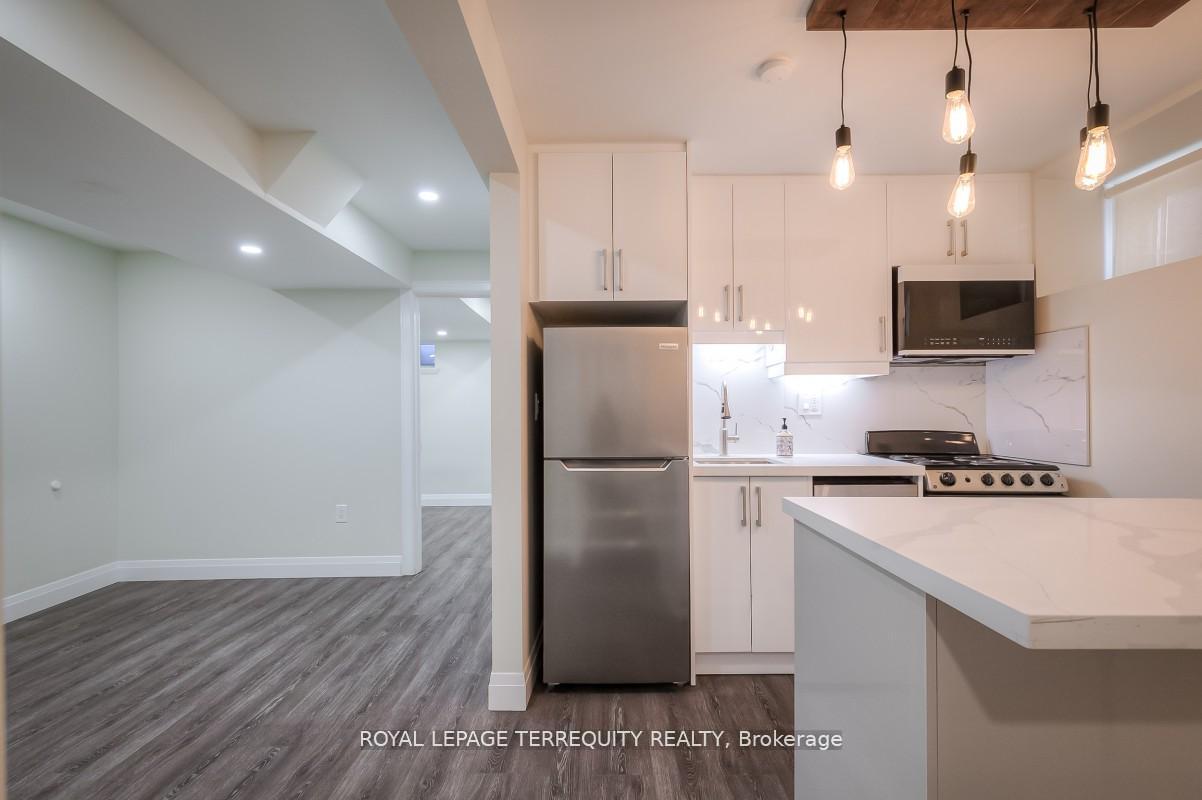 5 - 135 Jane Street, Toronto, ON M6S 3Y7