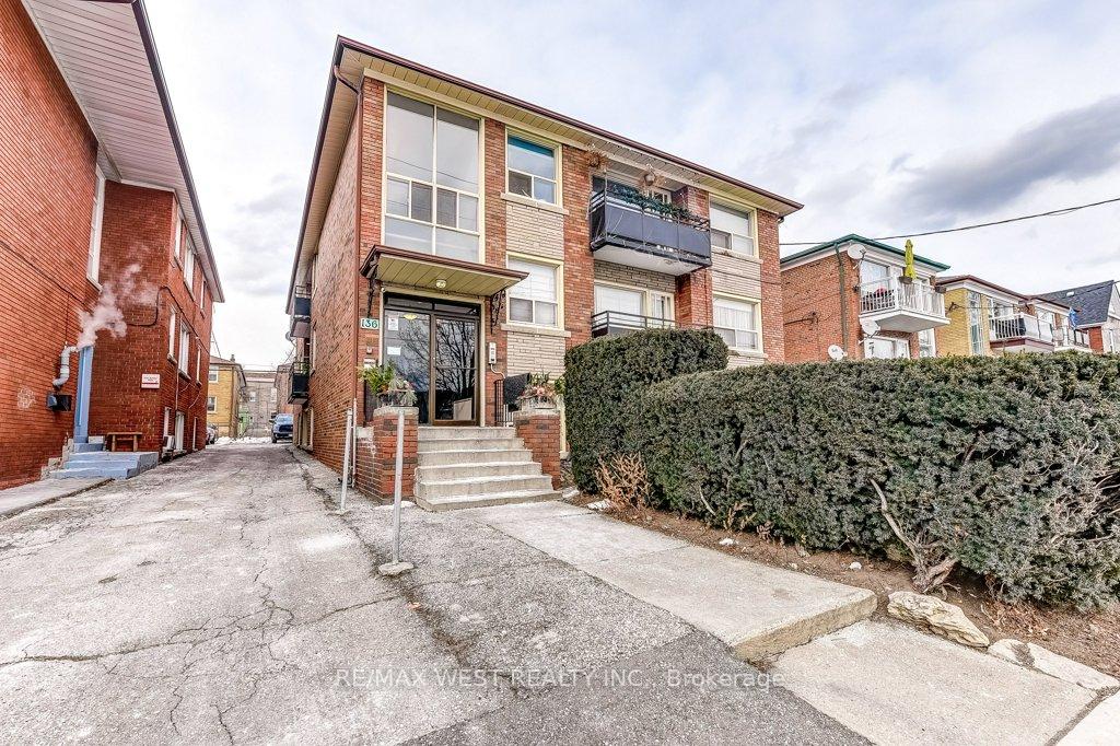 136 Portland Street, Toronto, ON M8Y 1B2