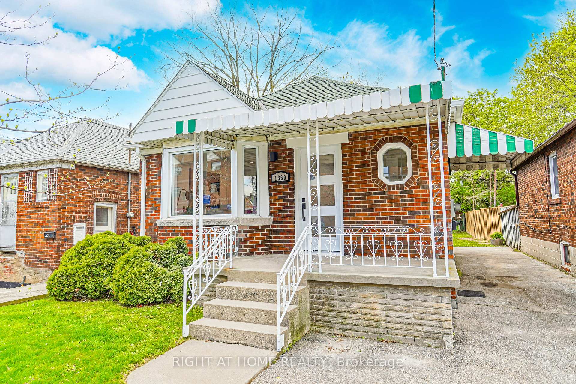 1360 Woodbine Avenue, Toronto, ON M4C 4G5