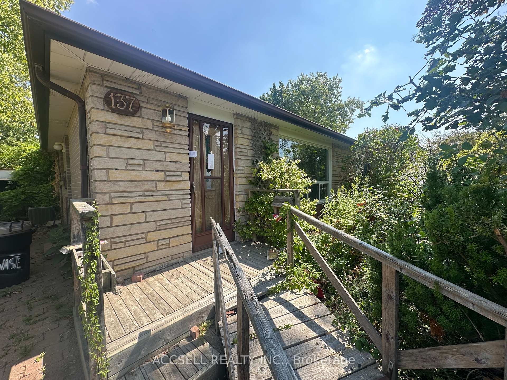 137 Earnscliffe Circle, Brampton, ON L6T 2B6