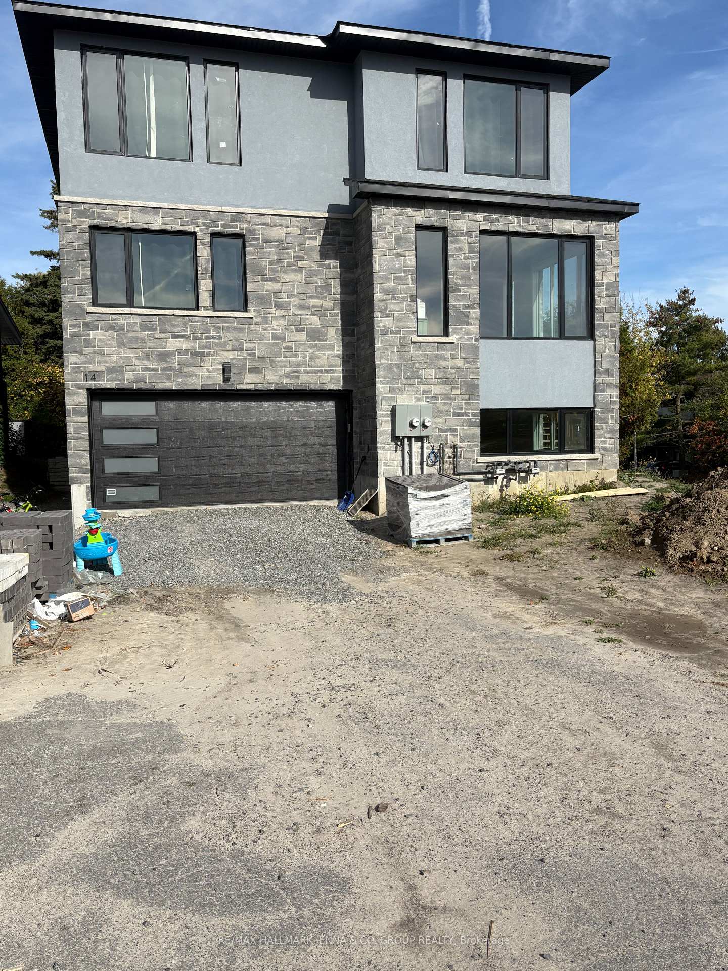 B - 14 Belleview Drive, Kanata, ON K2L 1W3