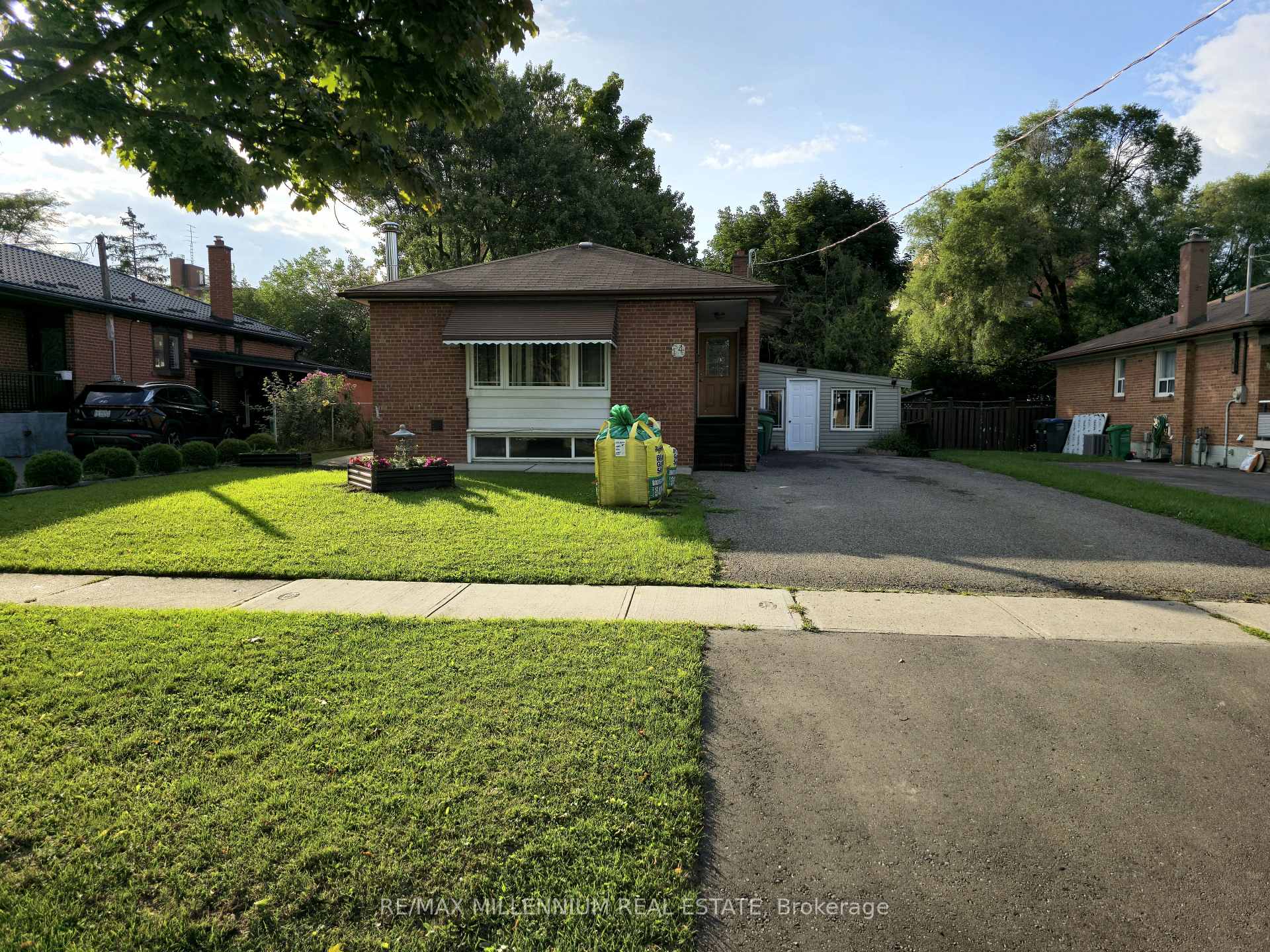 14 Charles Street, Brampton, ON L6V 1E6