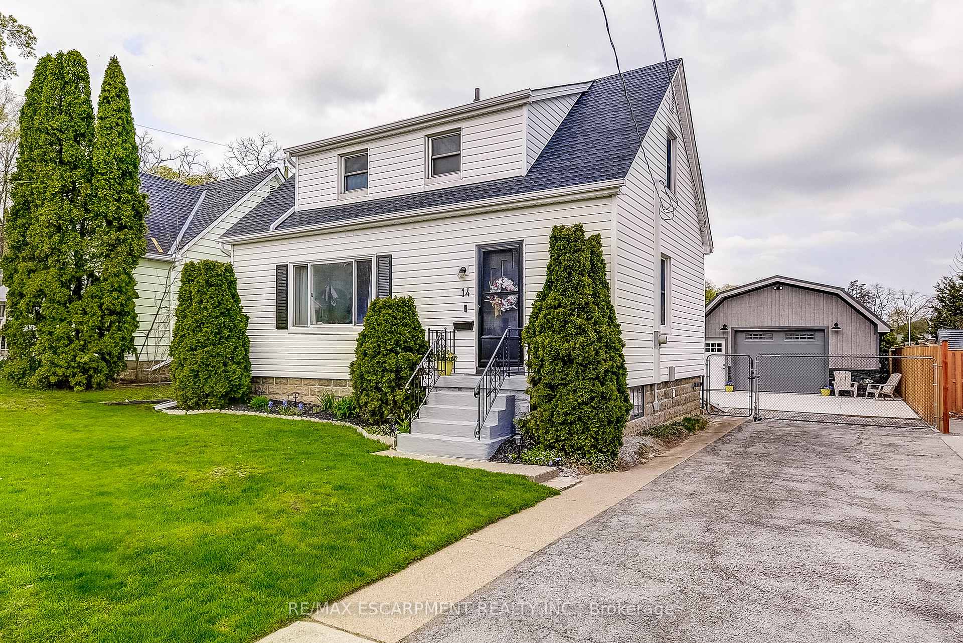 14 WALKER Avenue, Hamilton, ON L8G 1S6