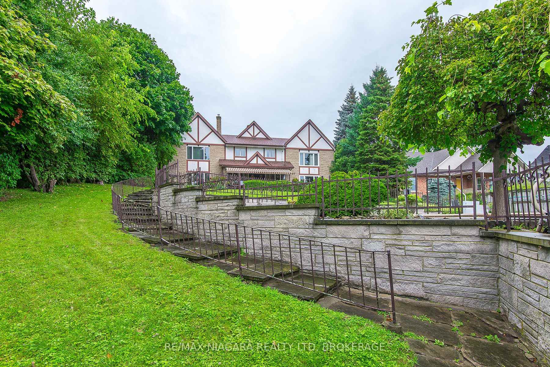 140 LAKESHORE Road, Fort Erie, ON L2A 1B2