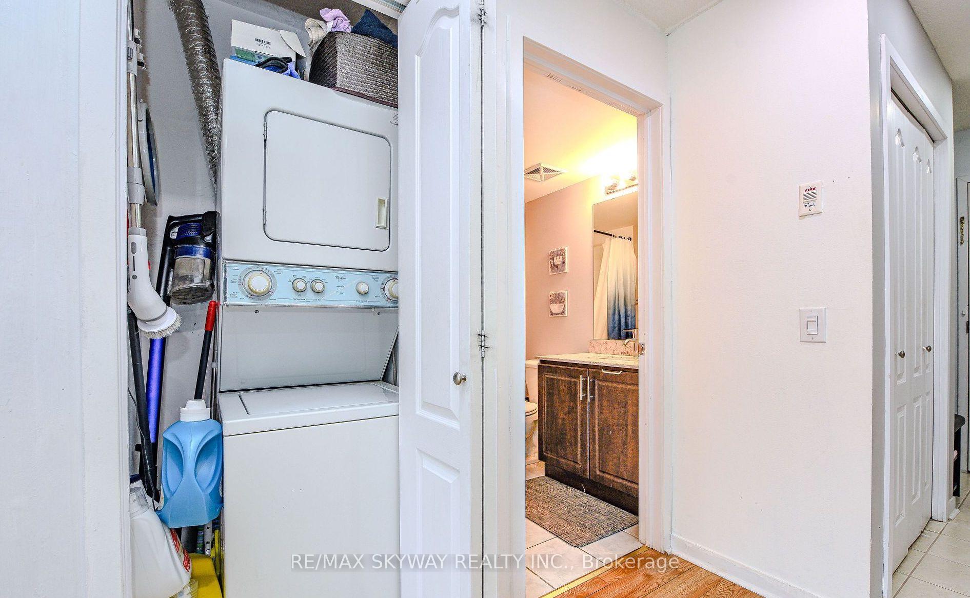 1403 - 8 Dayspring Circle, Brampton, ON L6P 2Z7