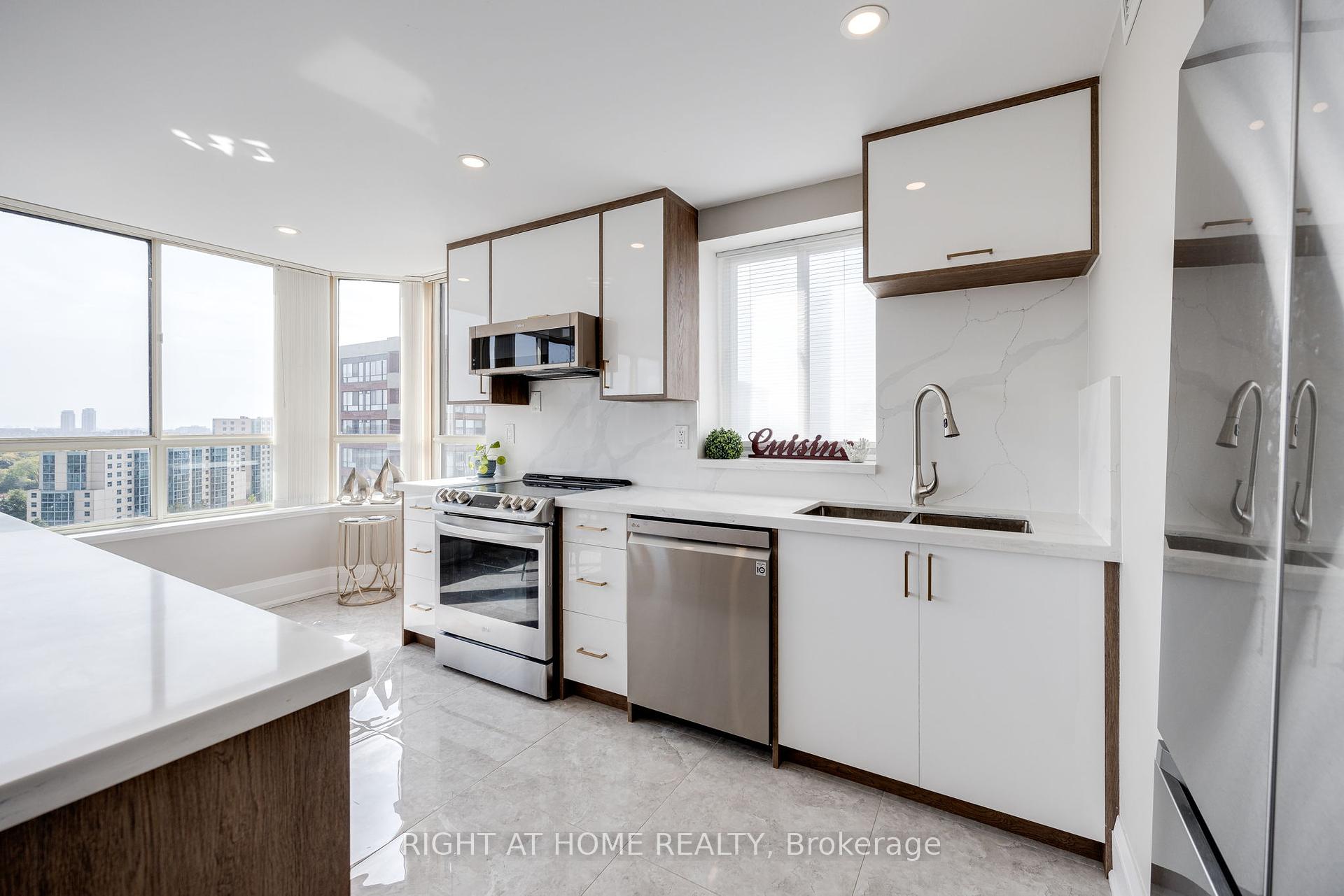 1410 - 33 Weldrick Road E, Richmond Hill, ON L4C 8W4