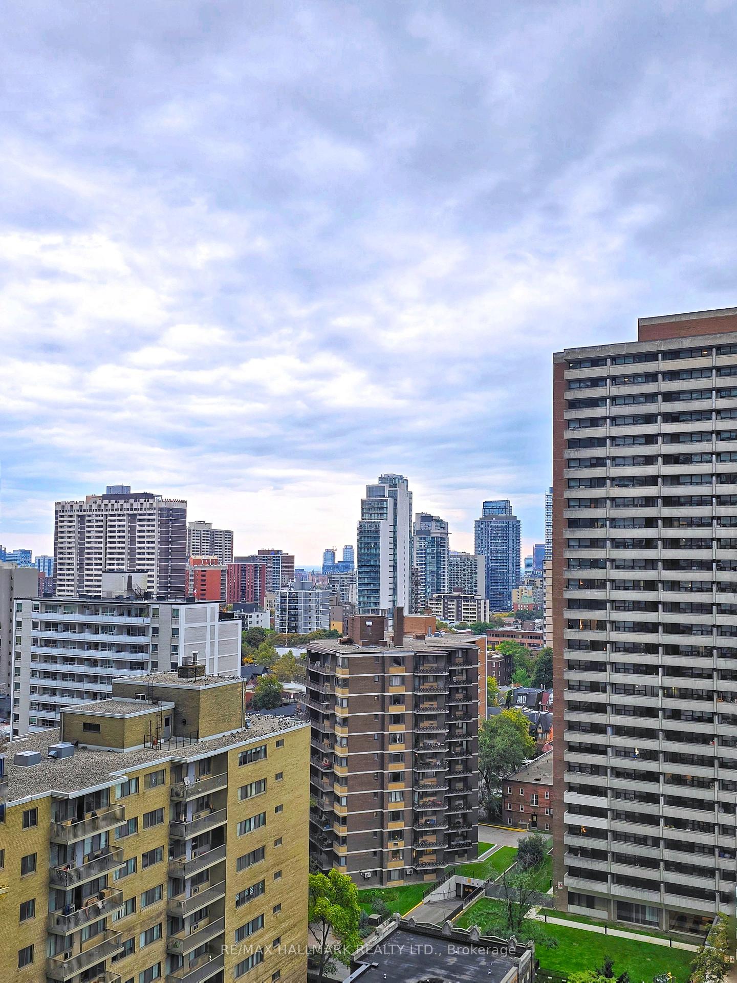 1412 - 33 Charles st Street E, Toronto, ON M4Y 0A2