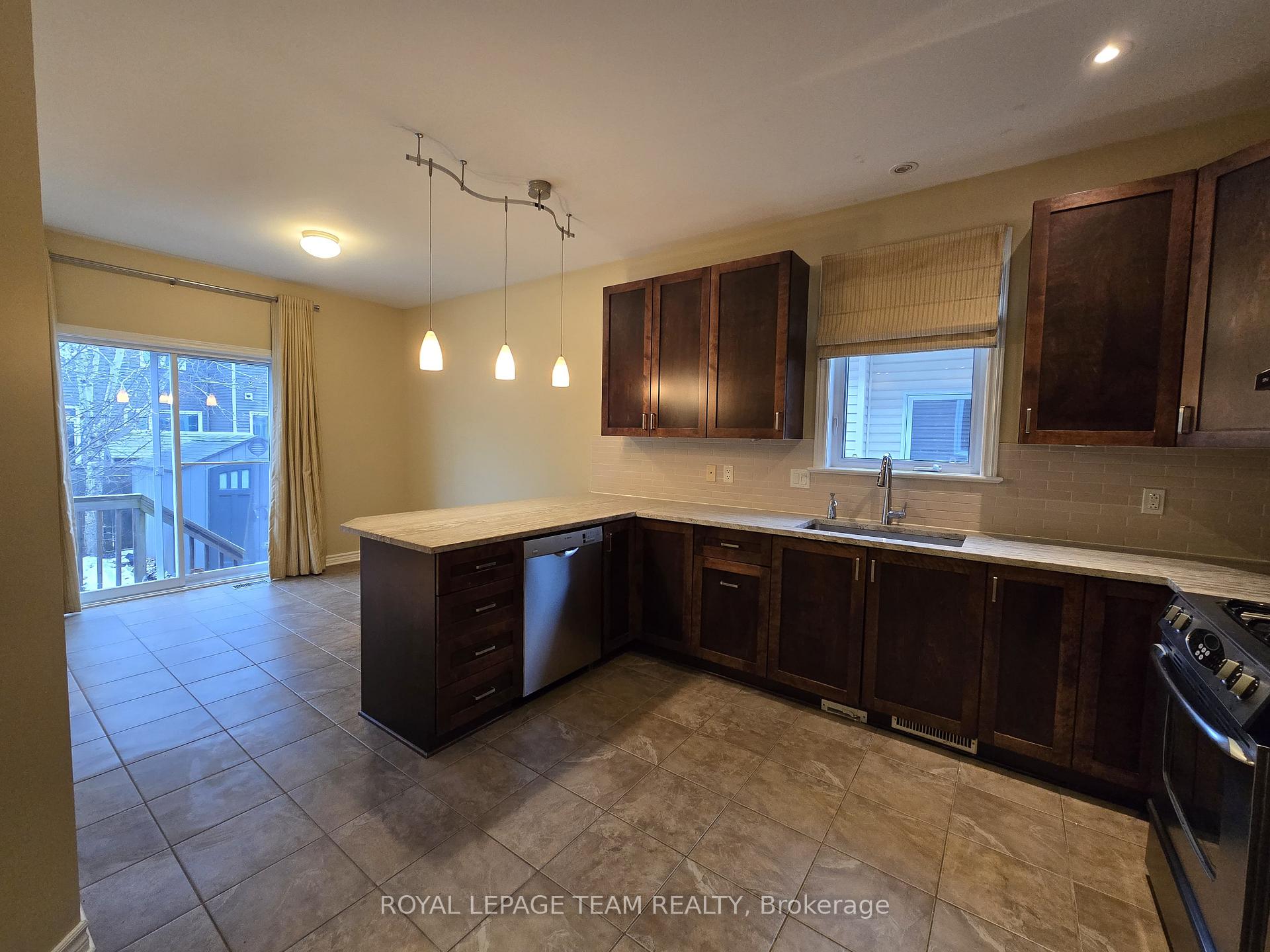 142 Hillman Marsh Way, Blossom Park - Airport and Area, ON K1T 0A8