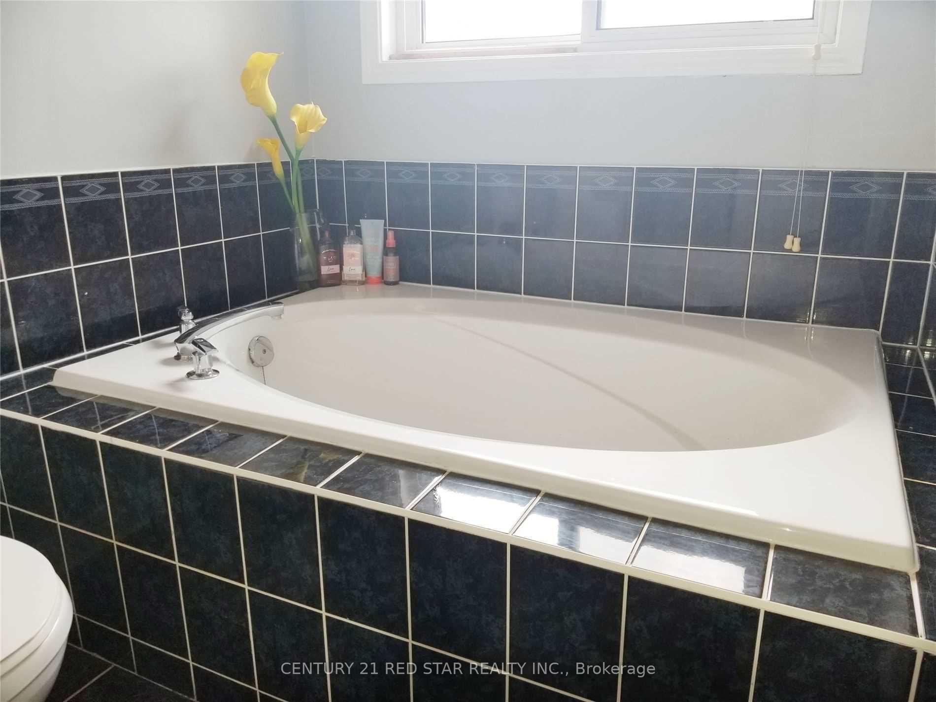 1476 Spring Garden Court, Mississauga, ON L5N 8K5