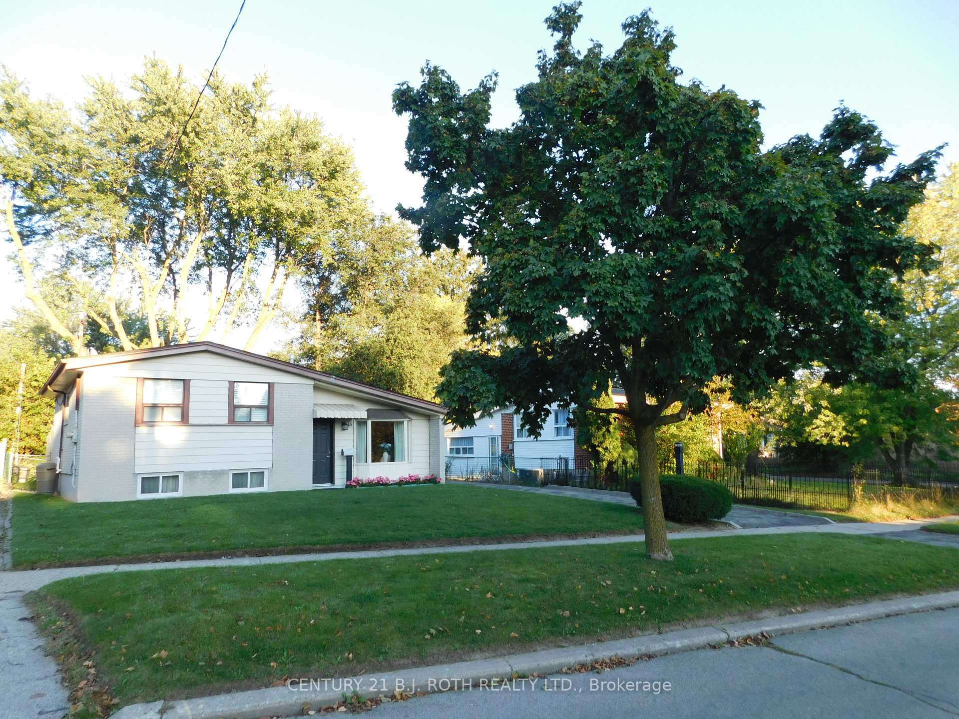 15 Ben Stanton Boulevard, Toronto, ON M1H 1N6