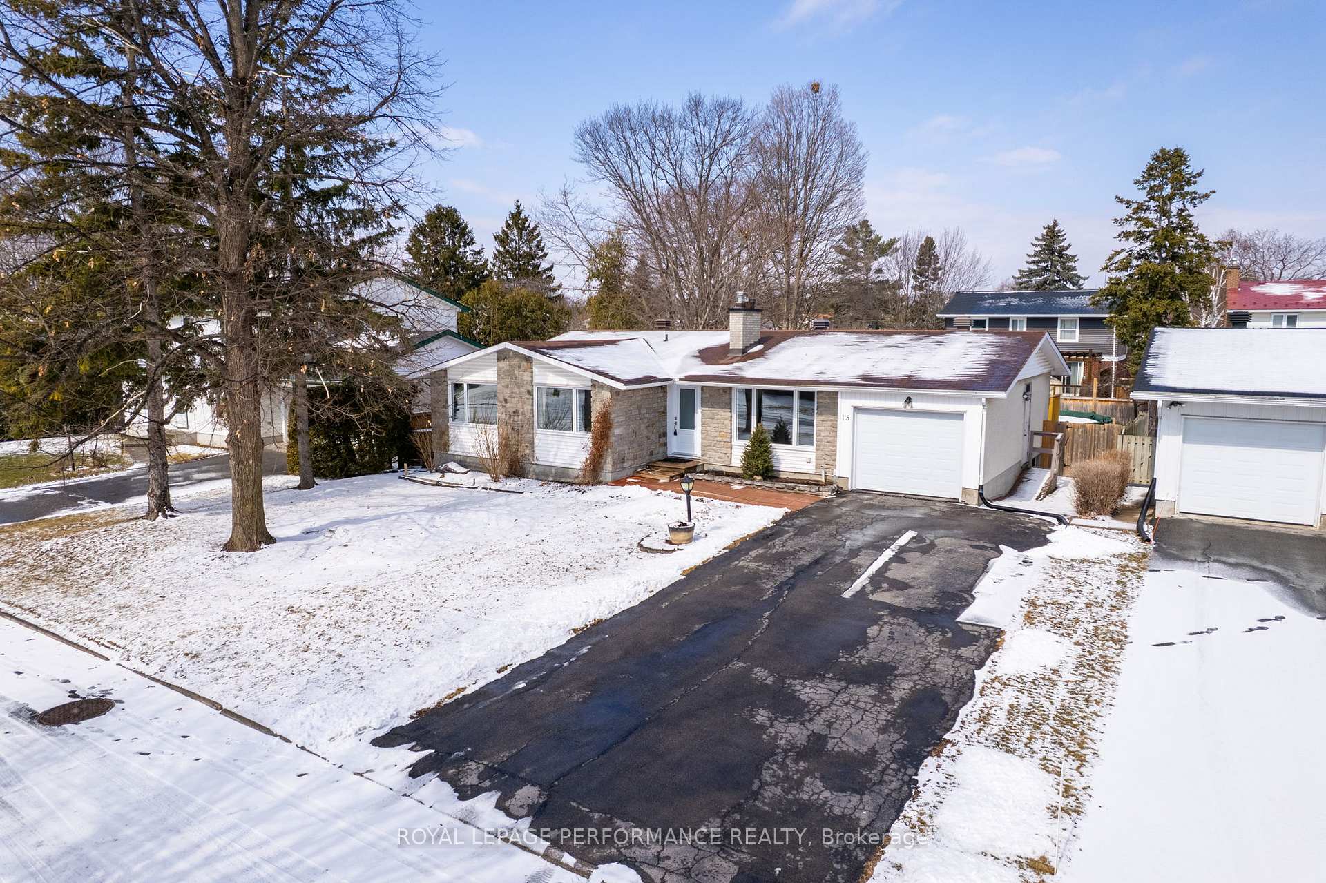 15 Brian Crescent, Qualicum - Bruce Farm - Greenbelt and Area, ON K2H 6X2