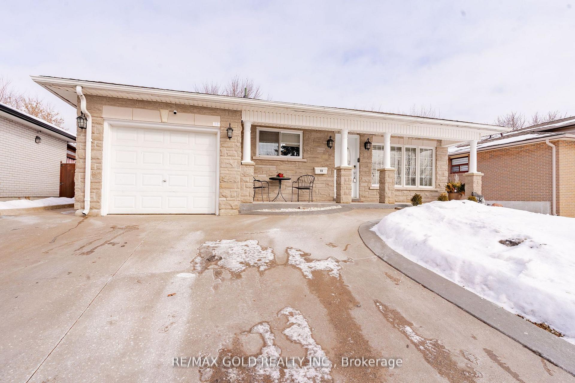 15 Castlemore Drive, Brampton, ON L6W 2V9