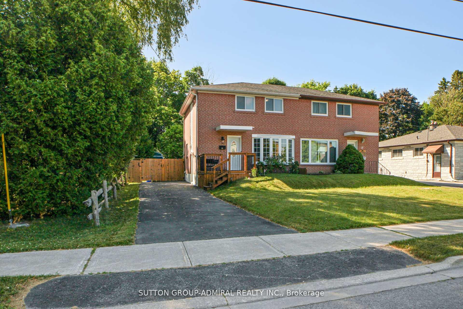 15 Glass Drive, Aurora, ON L4G 2E5