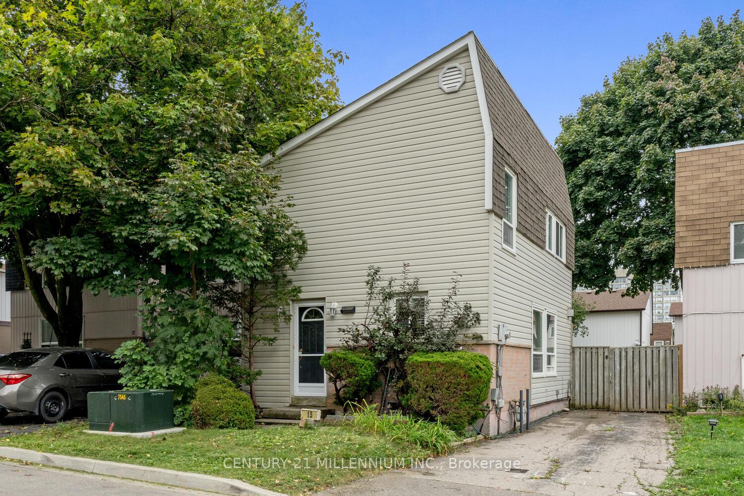 15 Hasting Square, Brampton, ON L6S 2N8