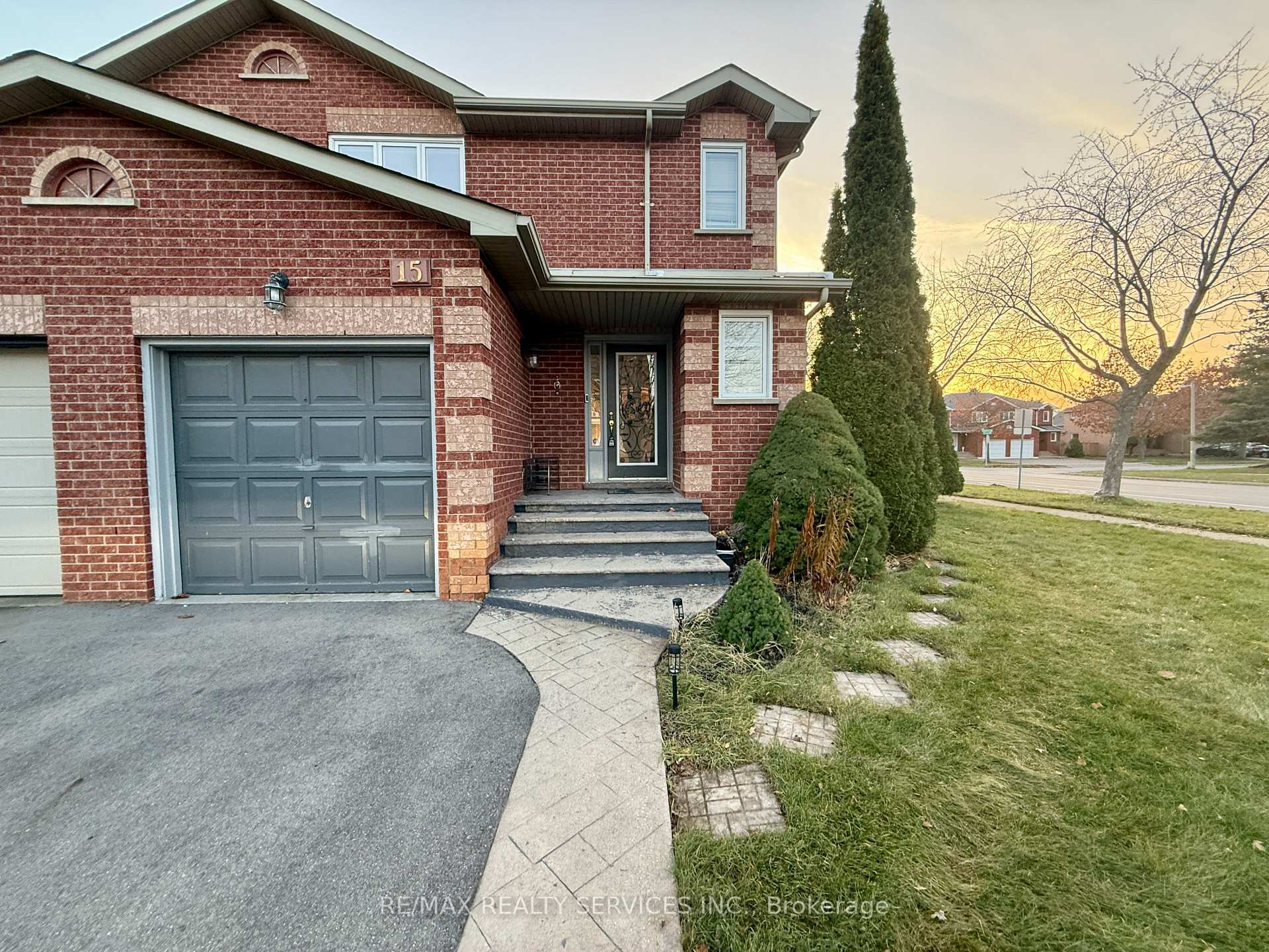 15 Inverhuron Trail, Oakville, ON L6H 5Z6