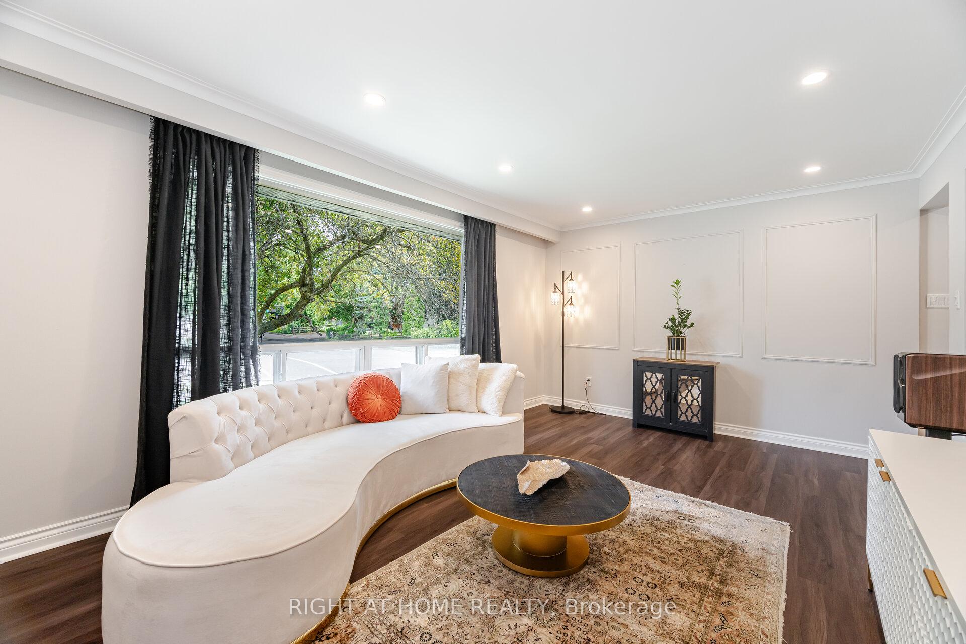 15 Kemano Road, Aurora, ON L4G 2Y2