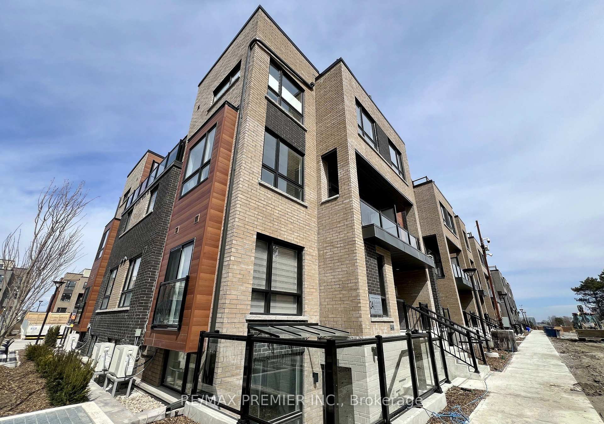 15 - 15 Lytham Green Circle, Newmarket, ON L3Y 0H3