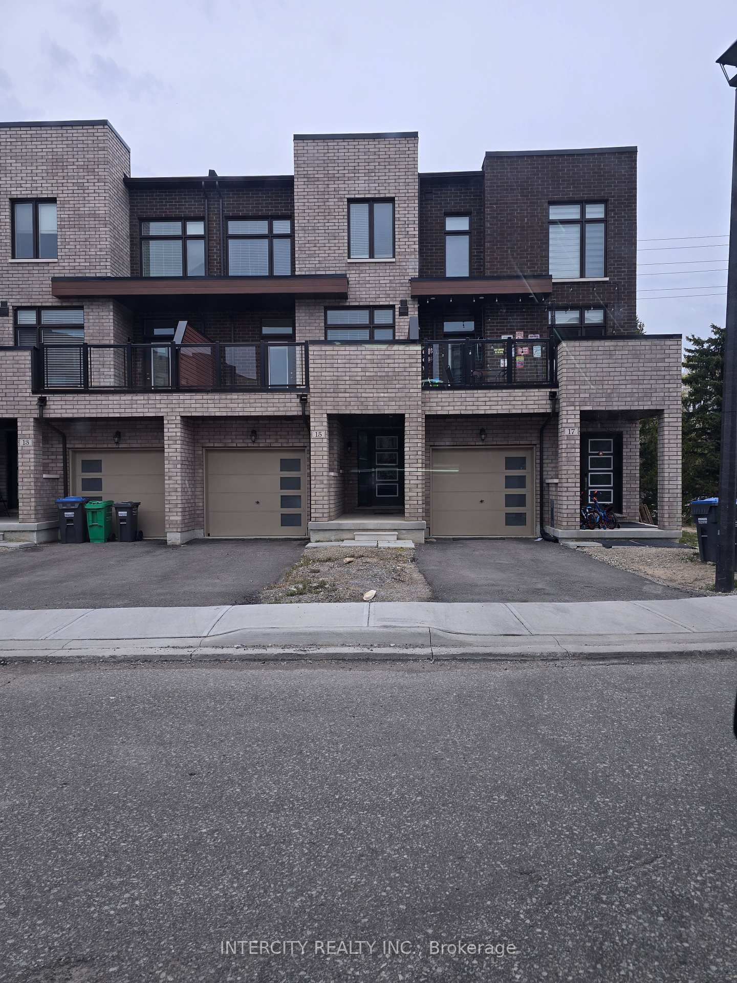 15 Queenpost Drive, Brampton, ON L6Y 6L2