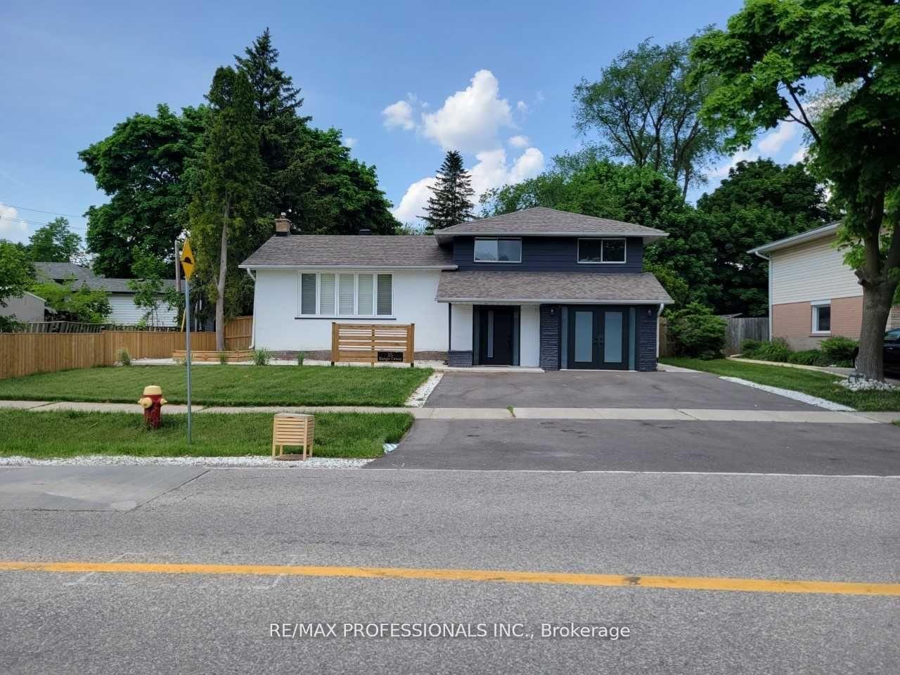 15 Ridge Drive, Oakville, ON L6H 1B7