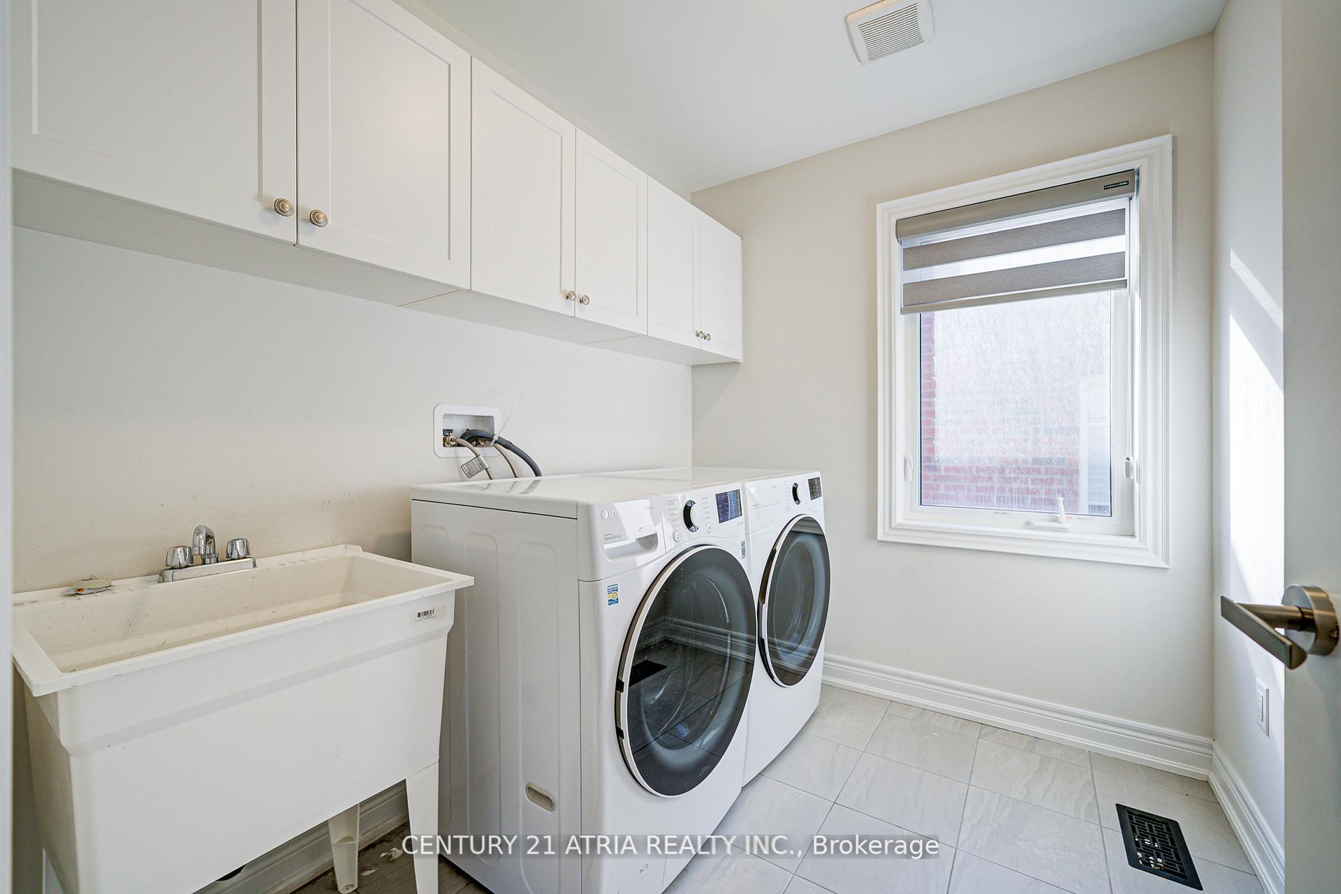 150 Walter English Drive, East Gwillimbury, ON L9N 0Y8