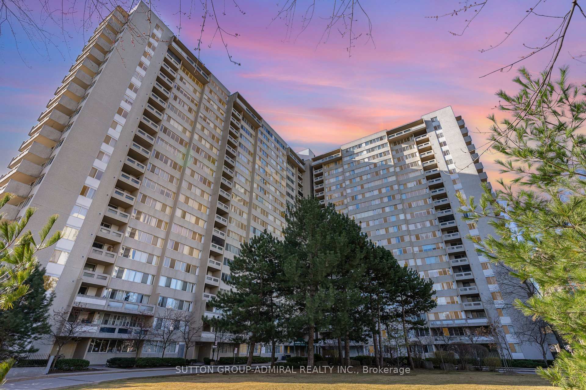 1513 - 3590 Kaneff Crescent, Mississauga, ON L5A 3Y5