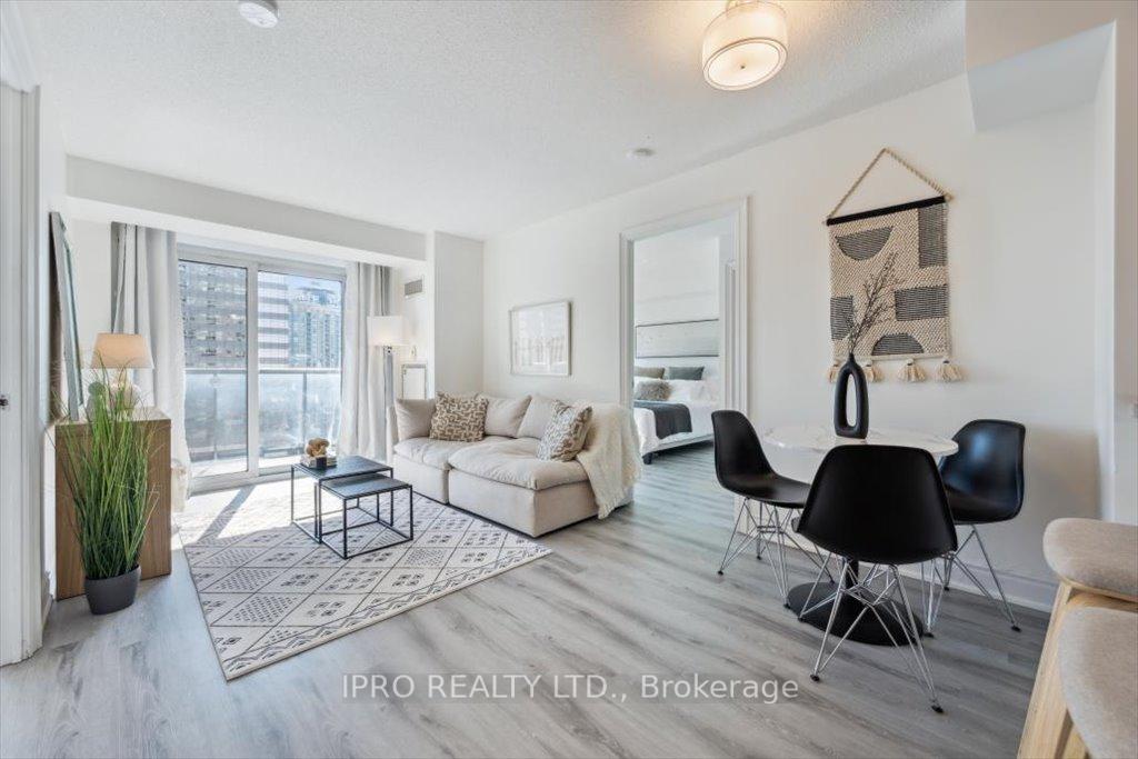 1514 - 15 Greenview Avenue, Toronto, ON M2M 4M7