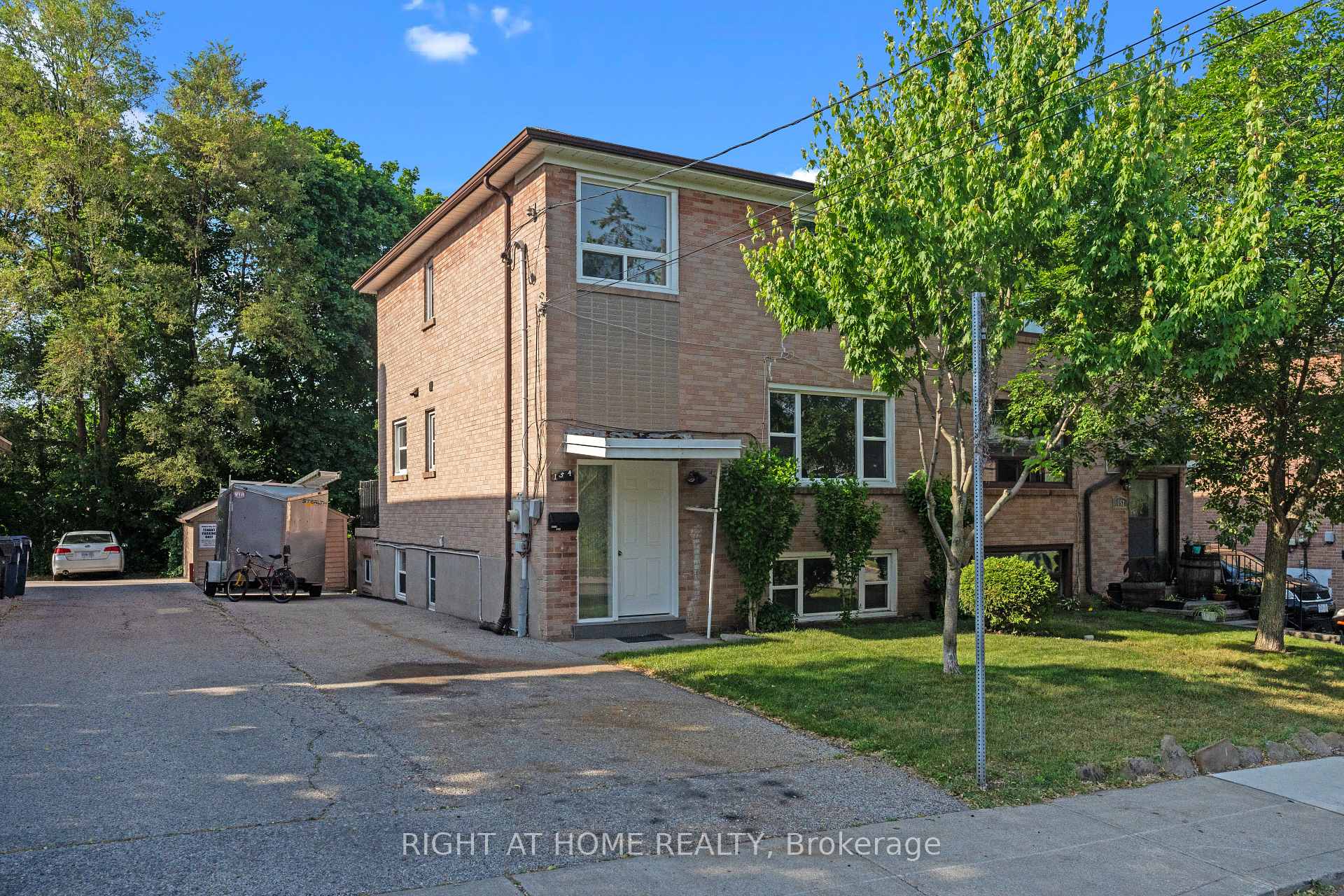 154 Edinborough Court, Toronto, ON M6N 2E8