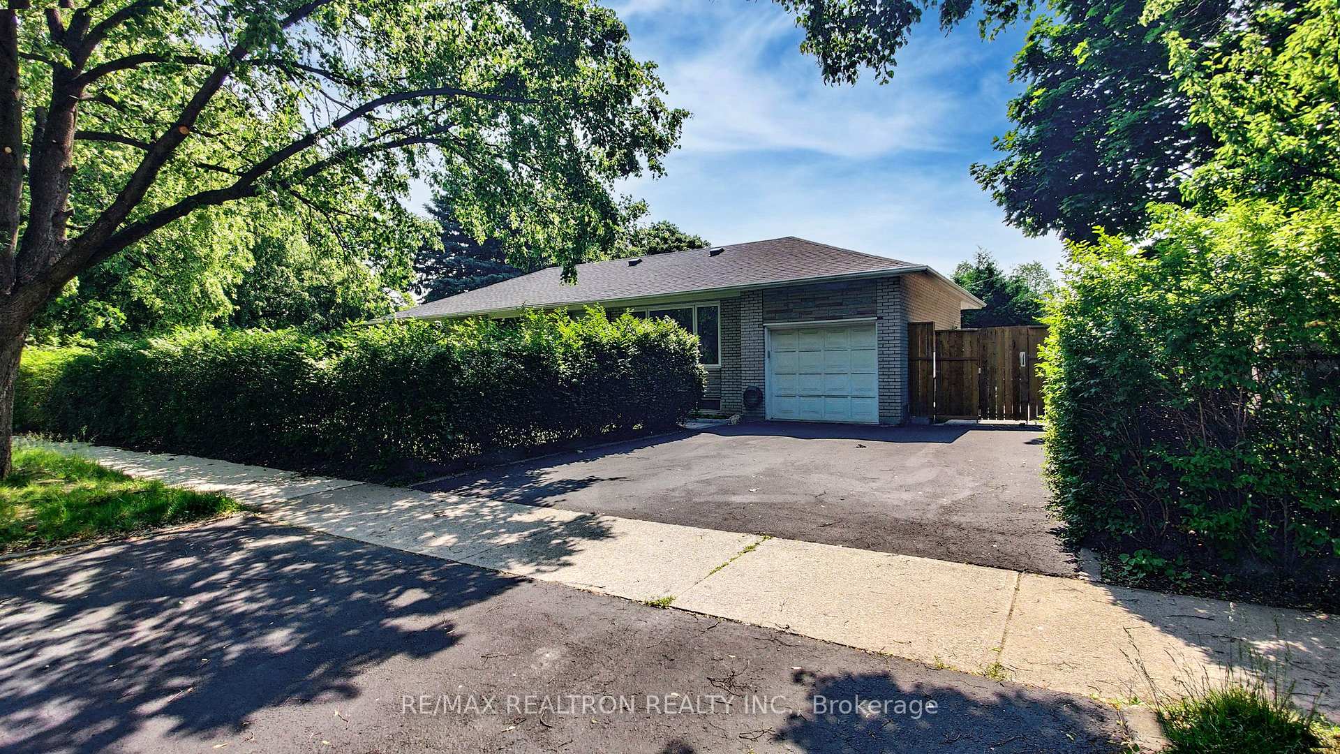 1599 Lewisham Drive SW, Mississauga, ON L5J 3R2