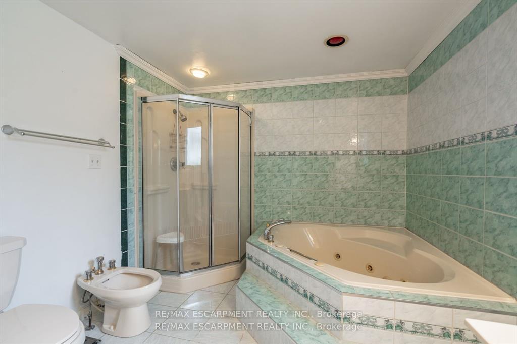 16 Flamingo Drive, Hamilton, ON L9A 4X7