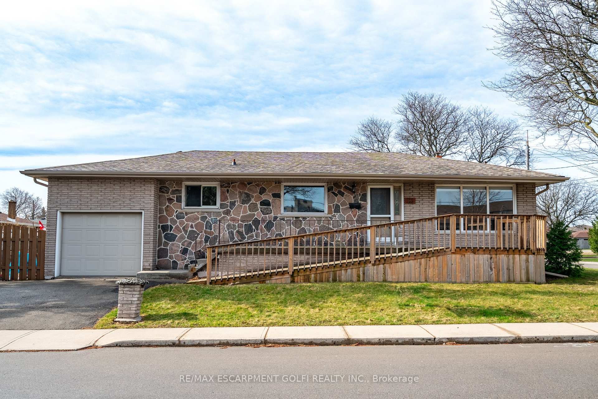 16 Gatineau Drive, Hamilton, ON L8T 2W4