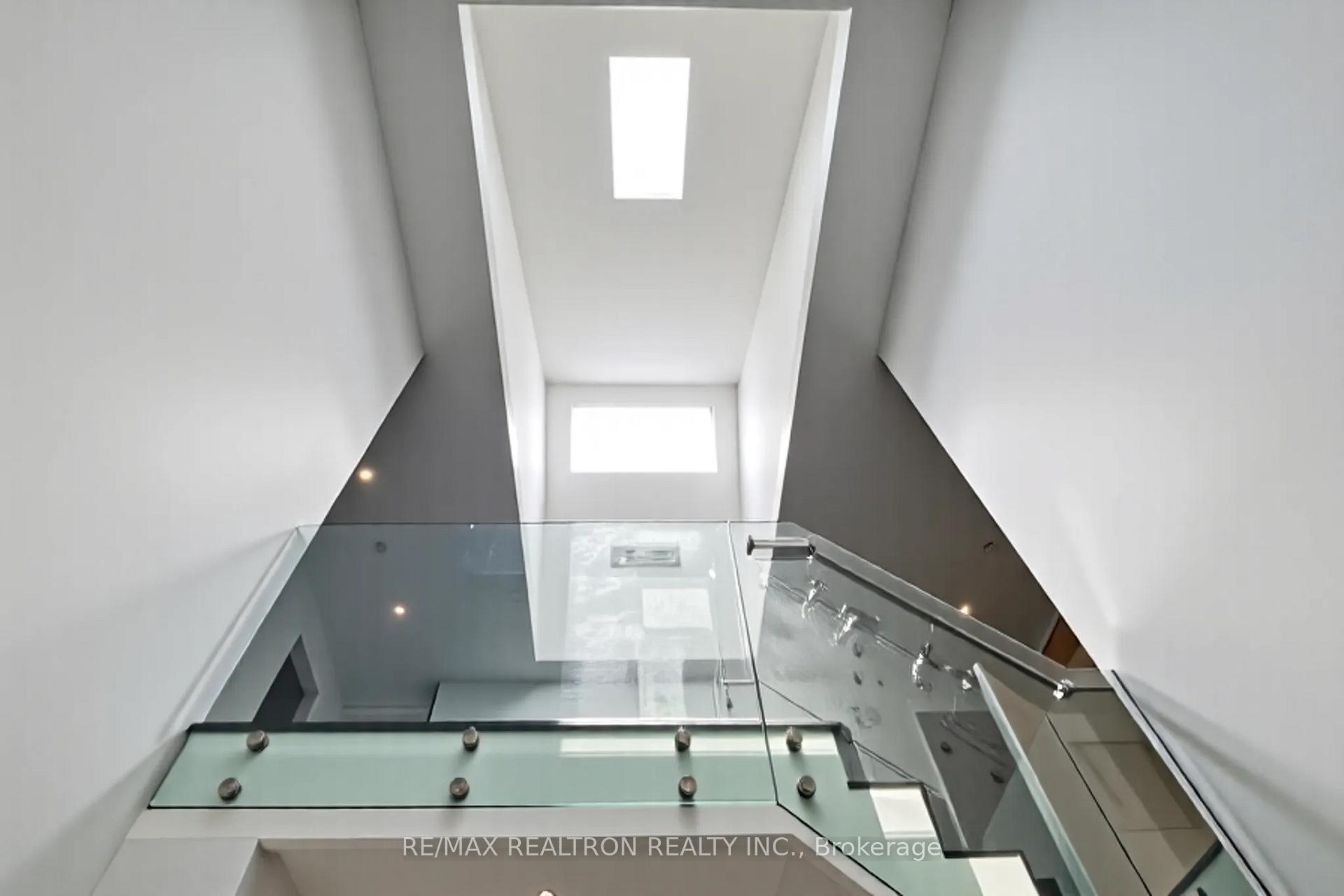 16 Hove Street, Toronto, ON M3H 4Y7