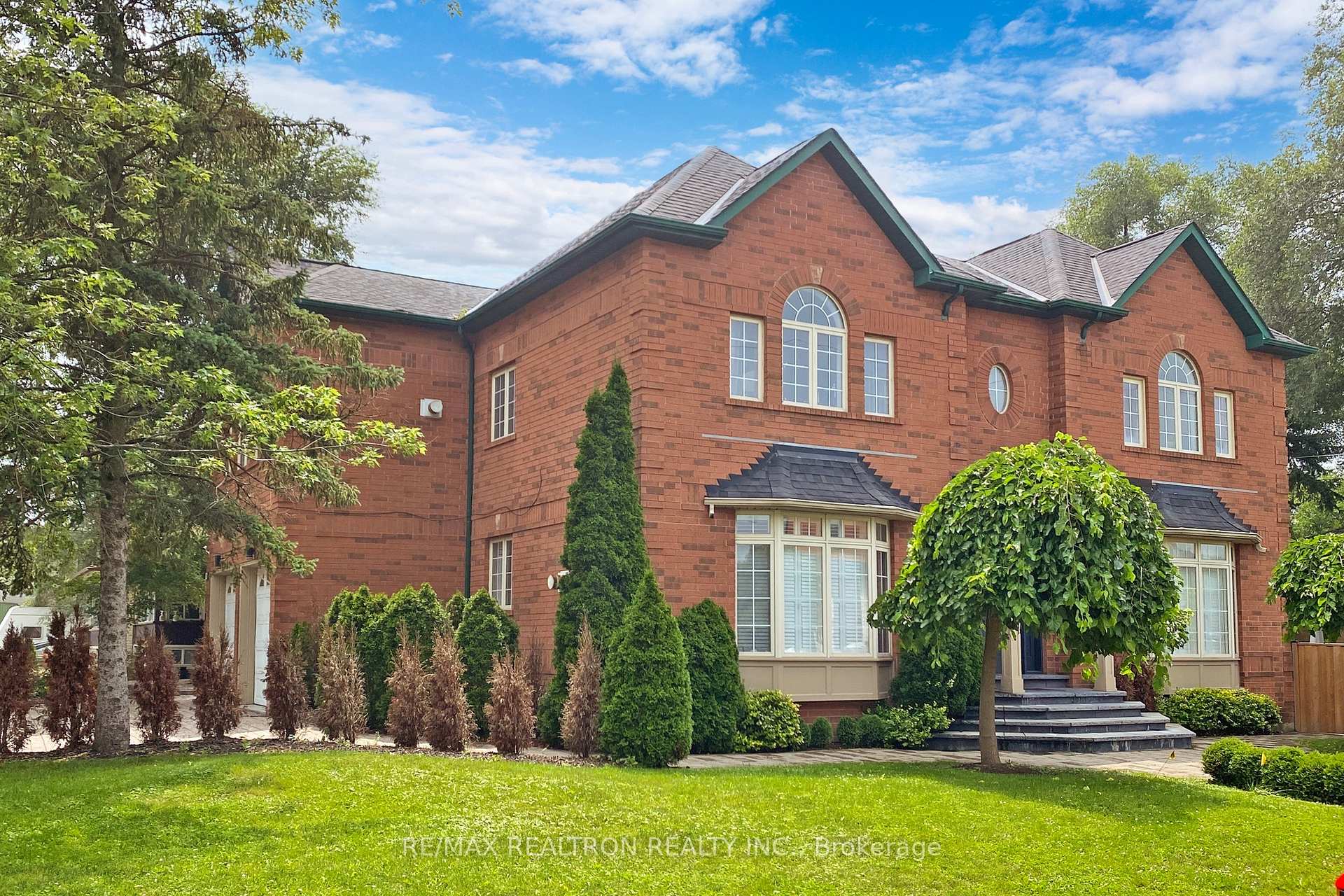 16 Hove Street, Toronto, ON M3H 4Y7