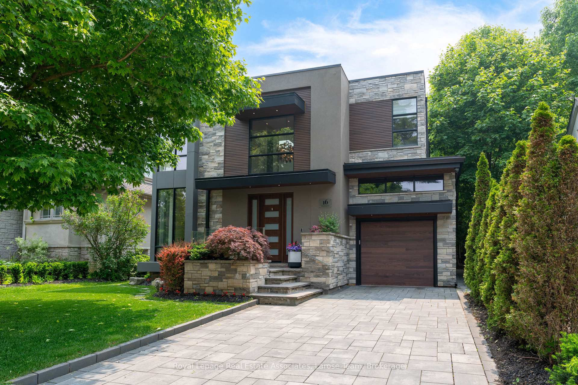 16 Maple Avenue S, Mississauga, ON L5H 2R6