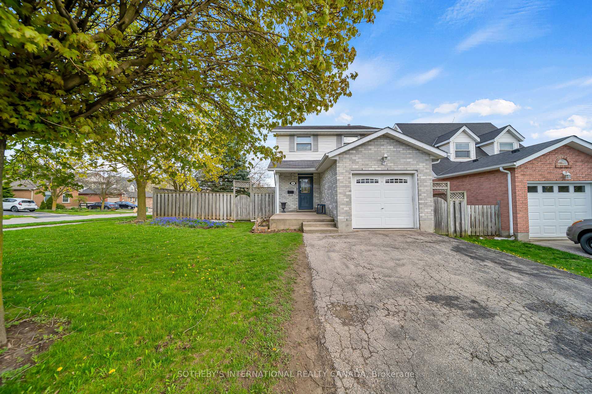 16 Moss Place, Guelph, ON N1G 4V1