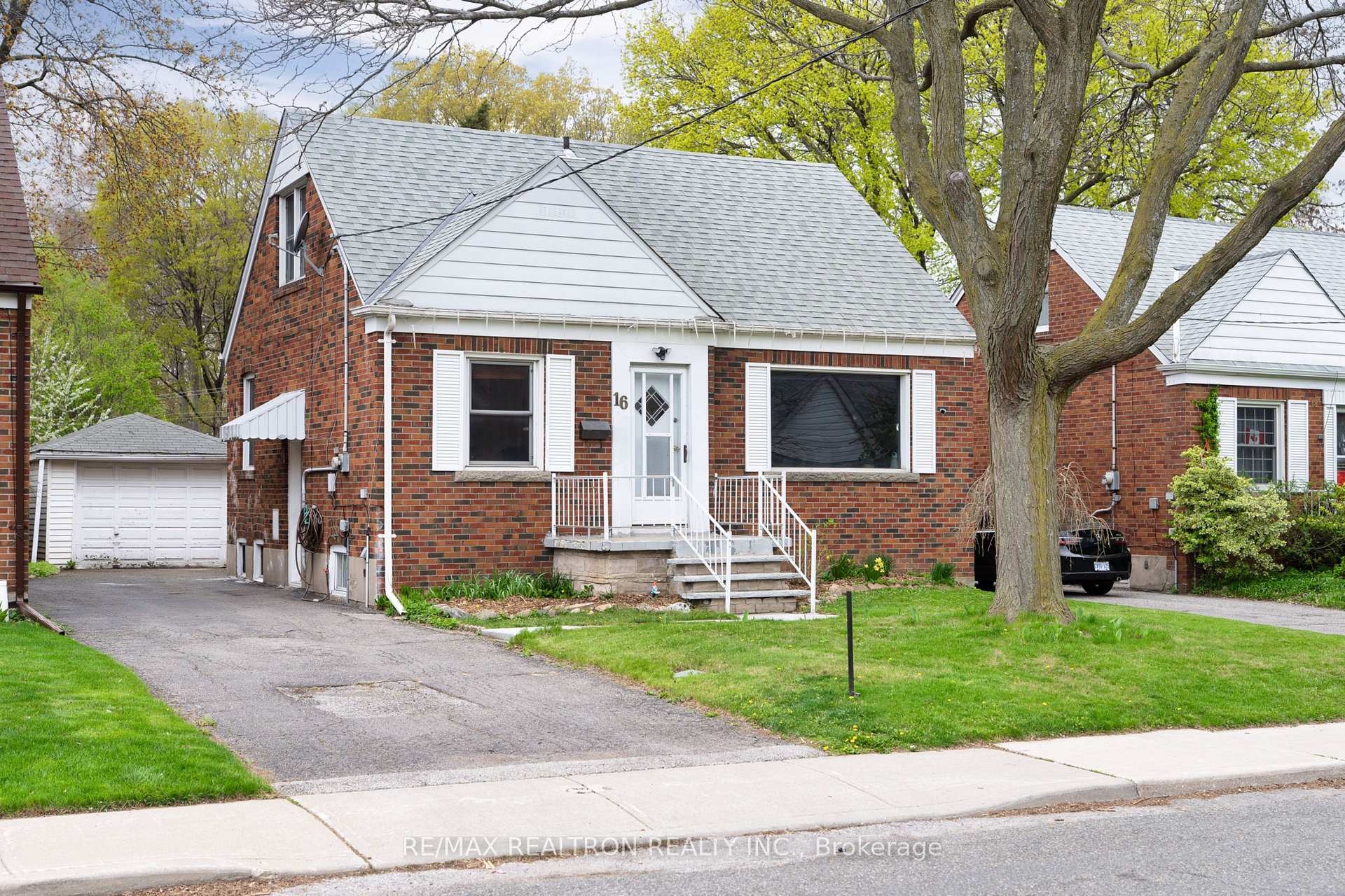 16 Plaxton Drive, Toronto, ON M4B 2P8