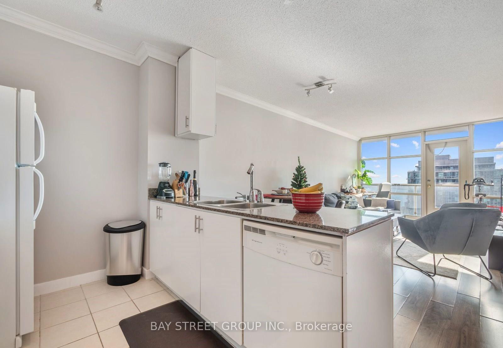 1611 - 35 Mariner Terrace, Toronto, ON M5V 3V9