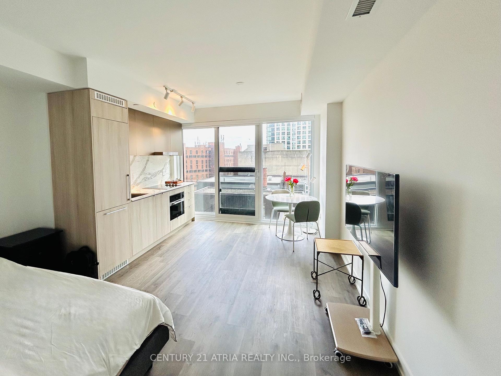 1611 - 771 Yonge Street, Toronto, ON M4W 2G4