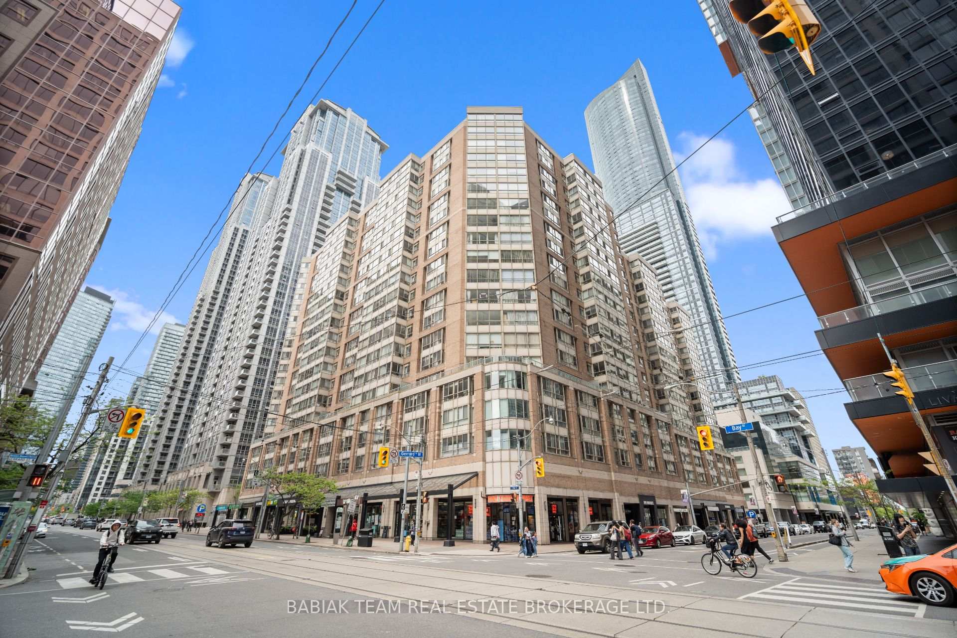 1613 - 711 Bay Street, Toronto, ON M5G 2J8