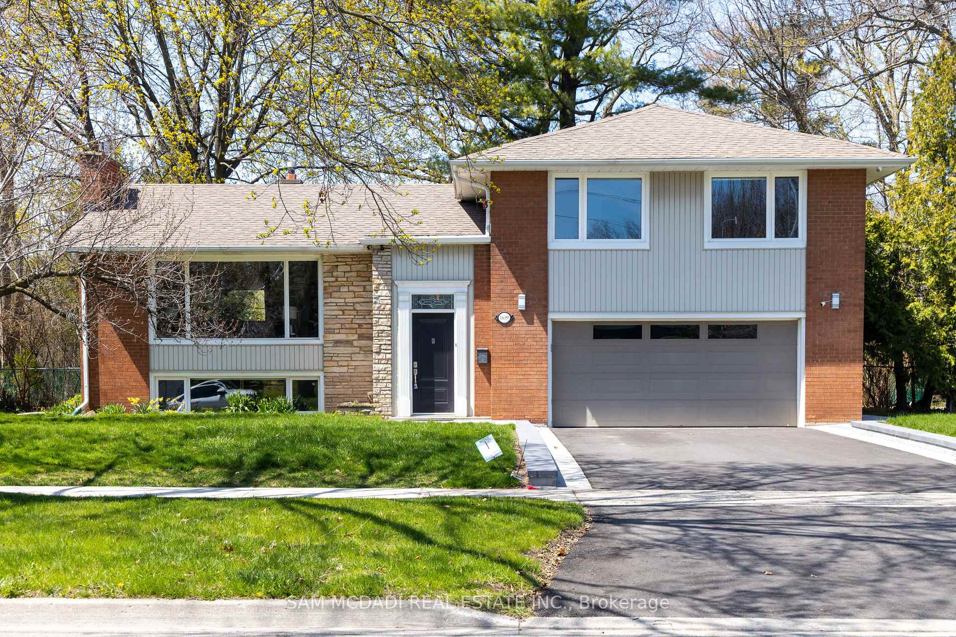 1639 Truscott Drive, Mississauga, ON L5J 1Z5