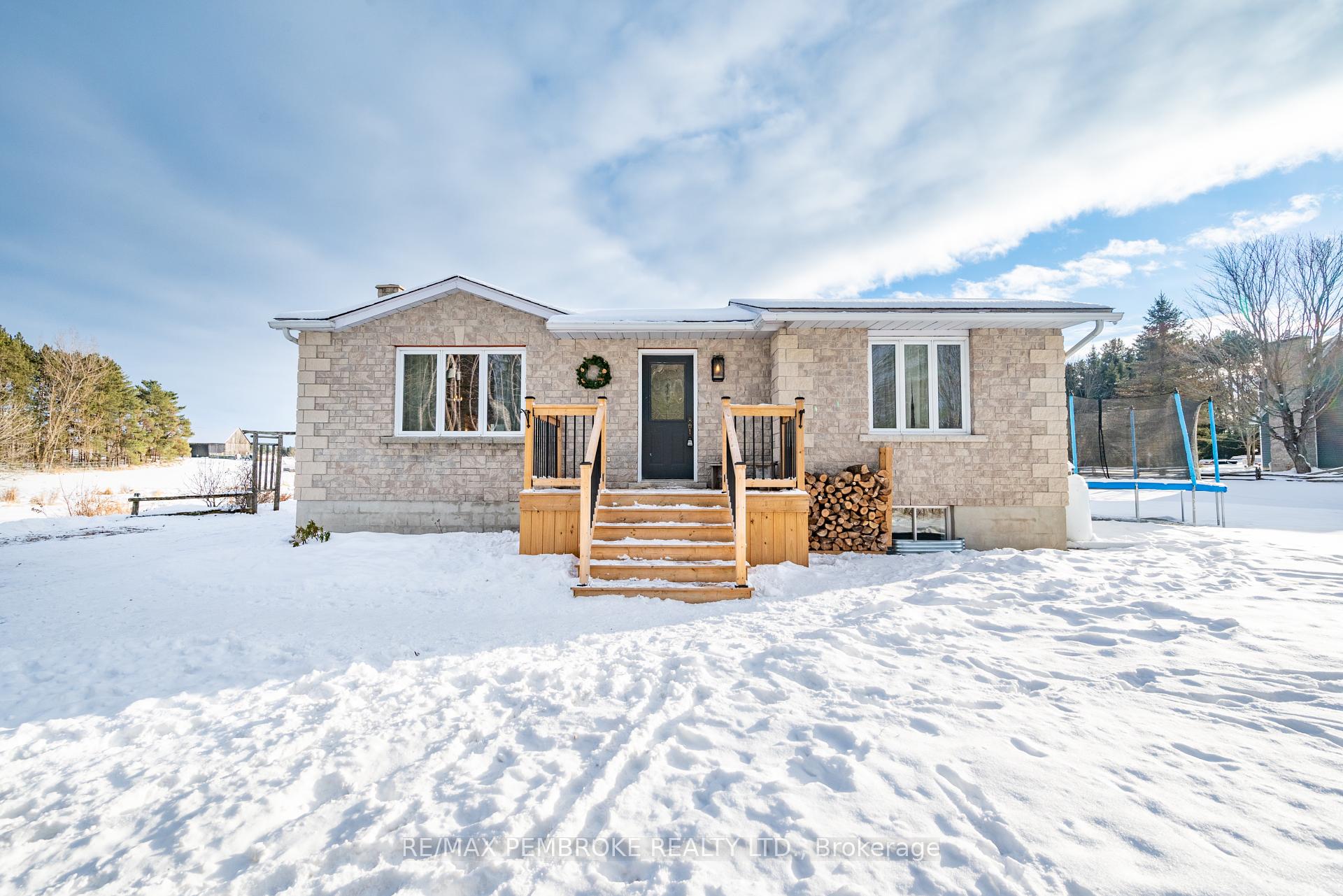 1683 Forest Lea Road, Laurentian Valley, ON K8A 6W6