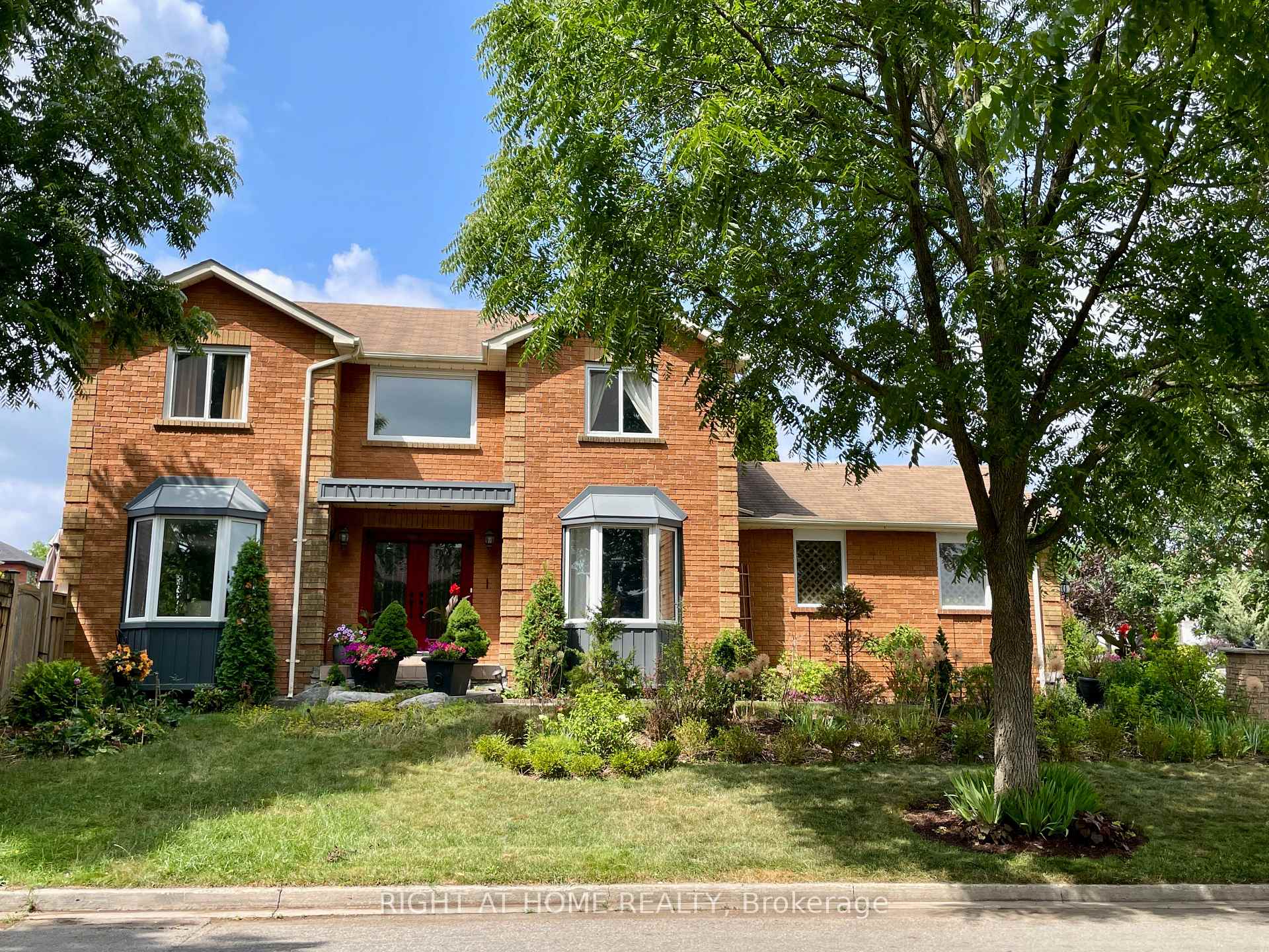 1689 Major Oaks Road, Pickering, ON L1X 1X1