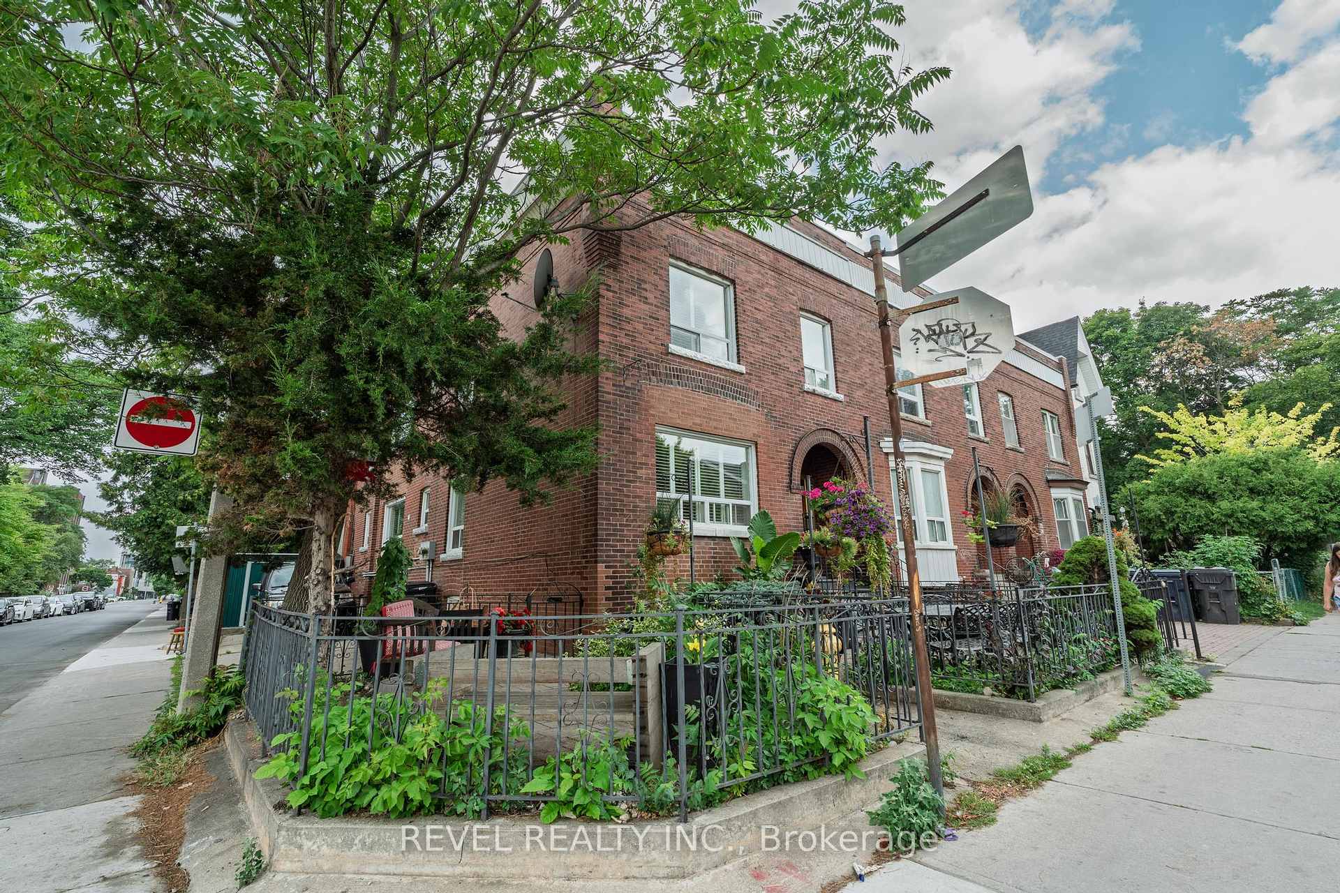 BSMT - 16A Denison Avenue, Toronto, ON M5T 2M5