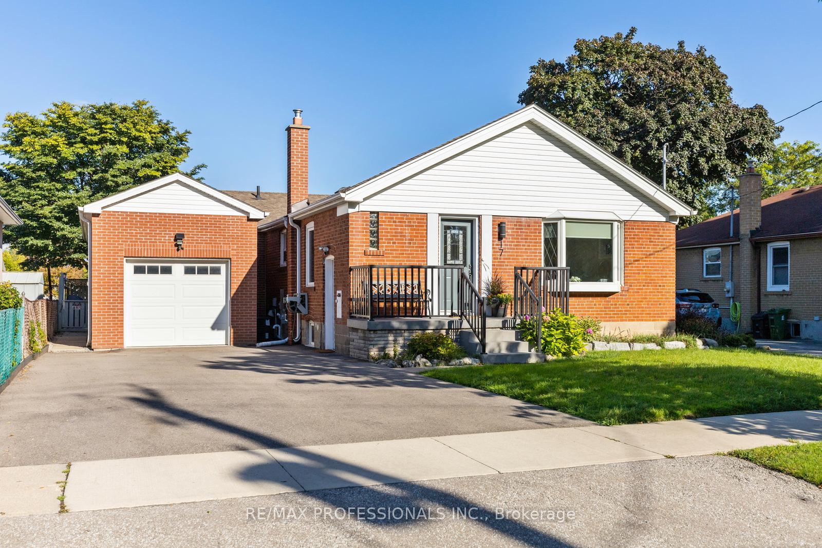 17 Delma Drive, Toronto, ON M8W 4N3
